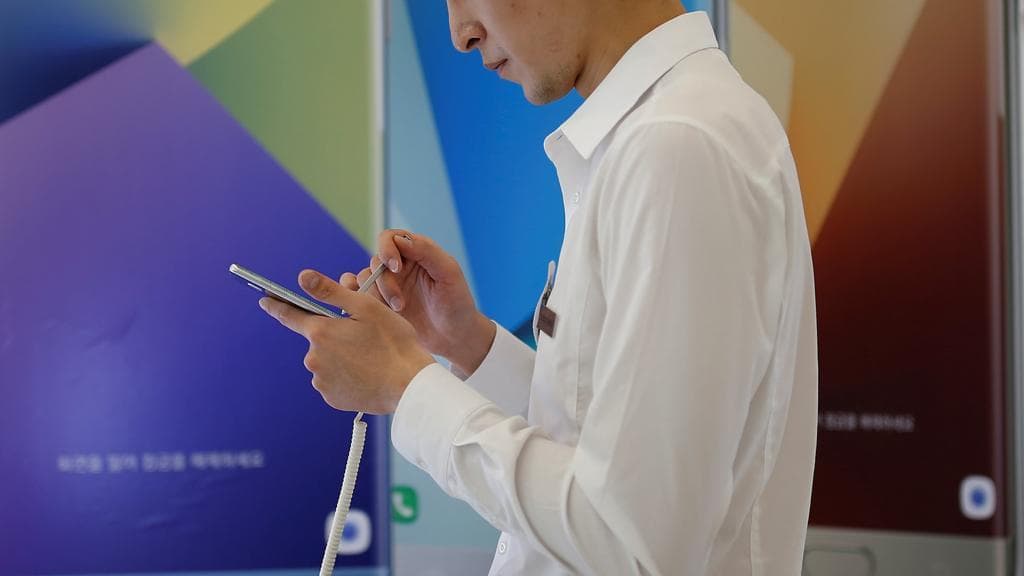 Usi tanto il cellulare? Vai incontro a rughe e doppio mento - la Repubblica
