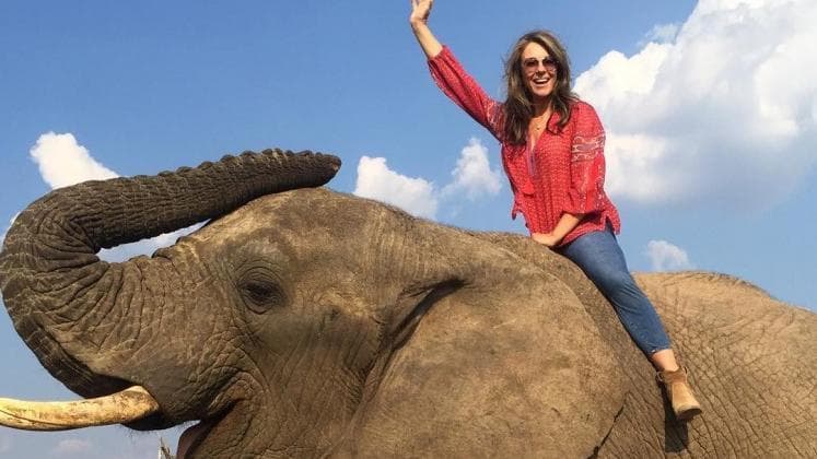 Una foto di Elizabeth Hurley scatena gli animalisti su Instagram - La ...