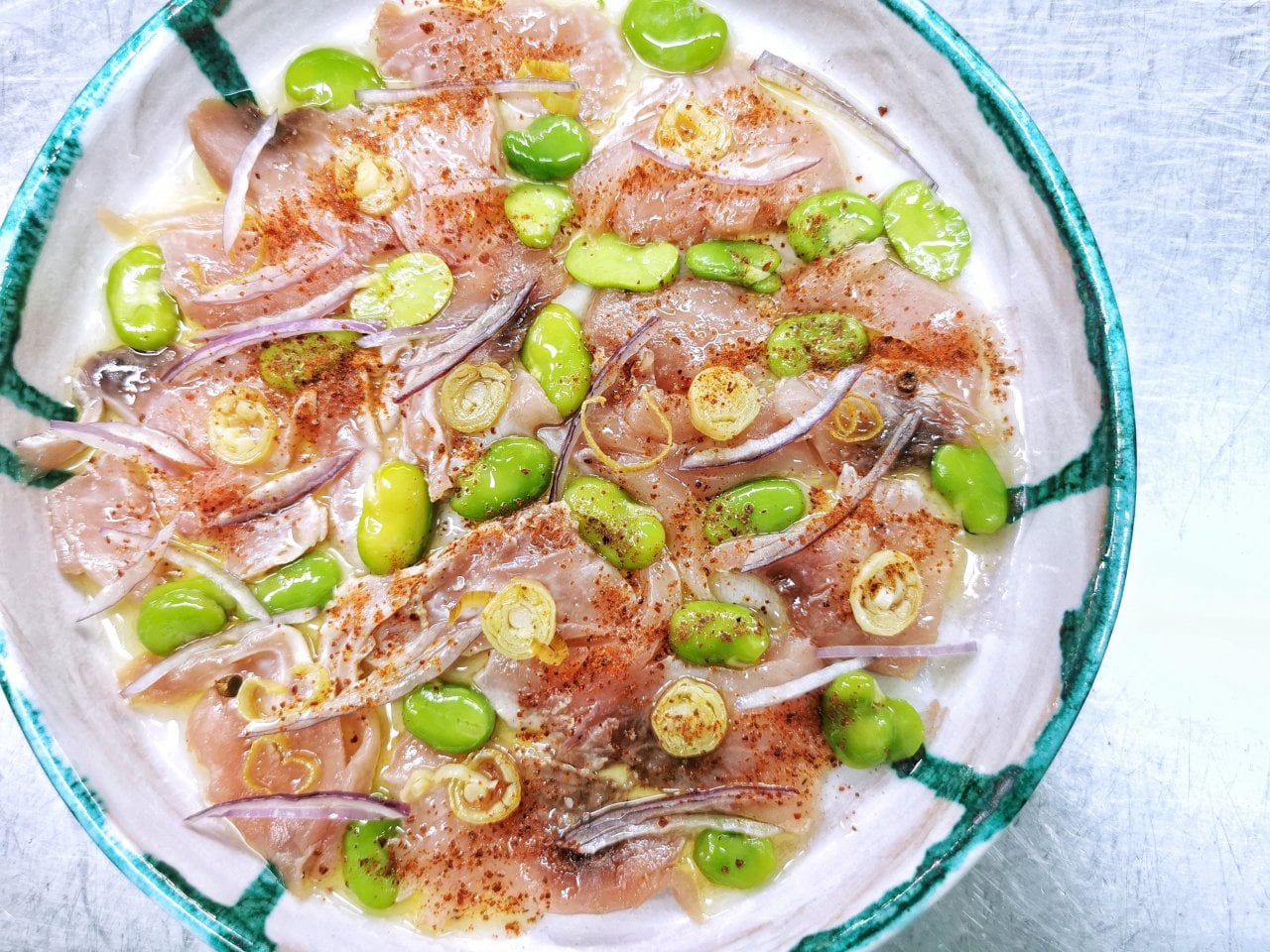 Ricetta: carpaccio di palamita con fave fresche e cipollotto - la ...
