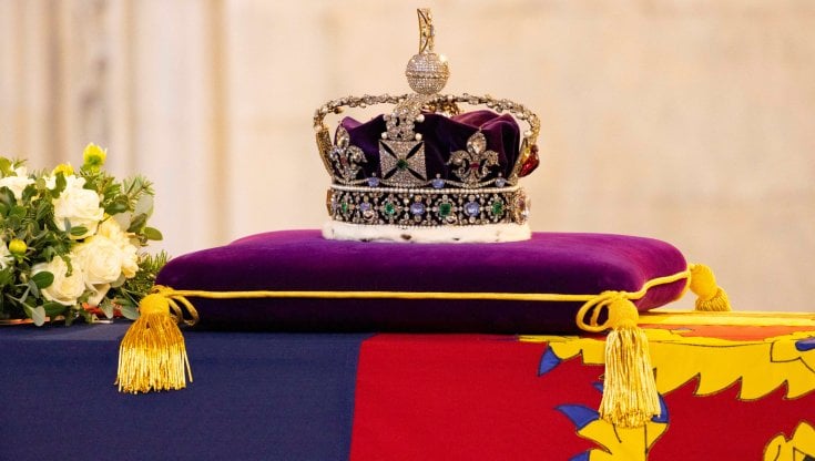La corona della regina Elisabetta sulla bara: ecco perché - la Repubblica