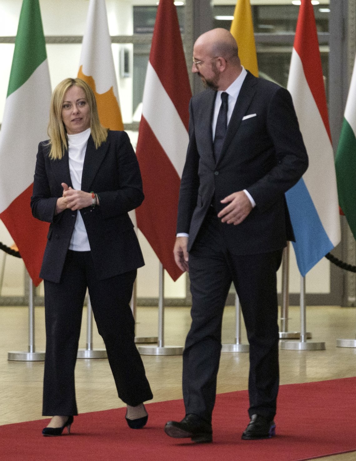 Dal tailleur Giorgio Armani ai tacchi a spillo, il nuovo stile di ...