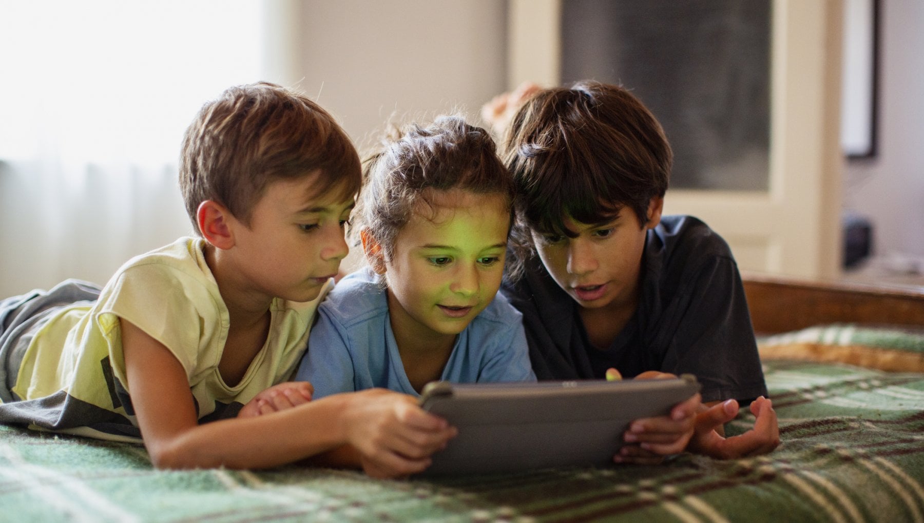 Troppe ore davanti agli schermi, allarme sonno per i bambini - la ...
