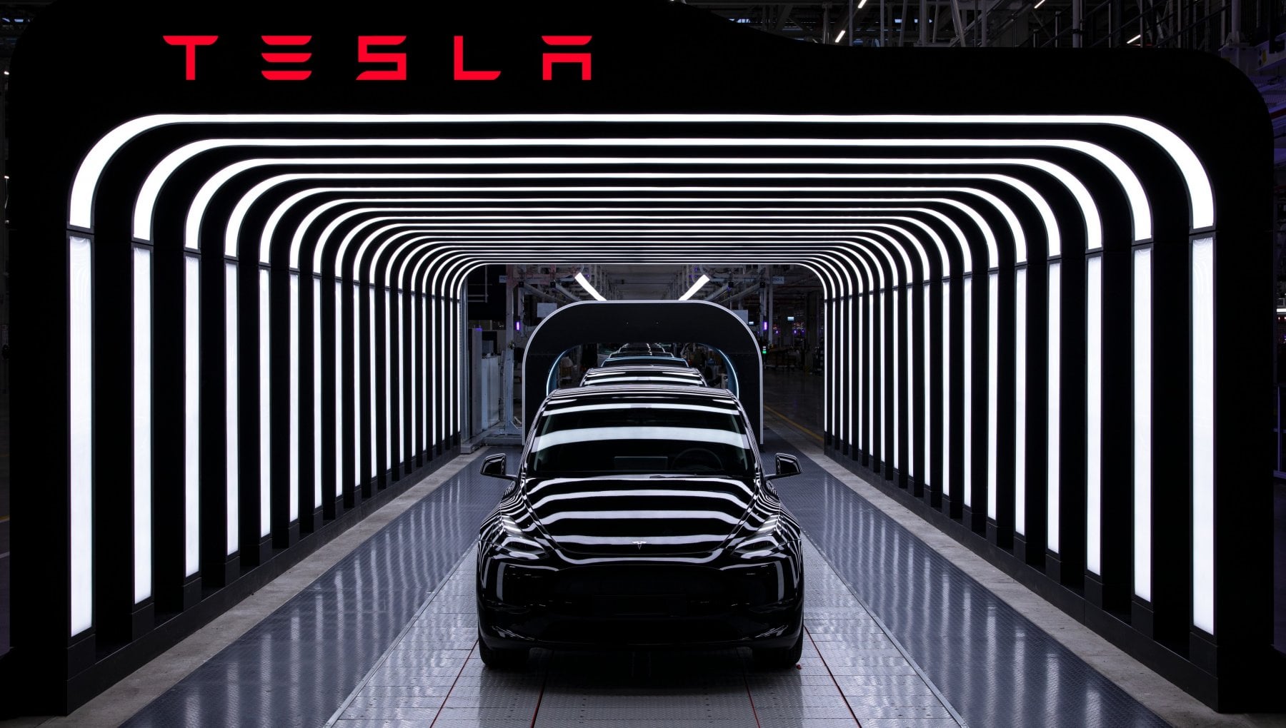 Godzilla, i pirati e la danza dei robot: cosa c'è dentro la Gigafactory ...