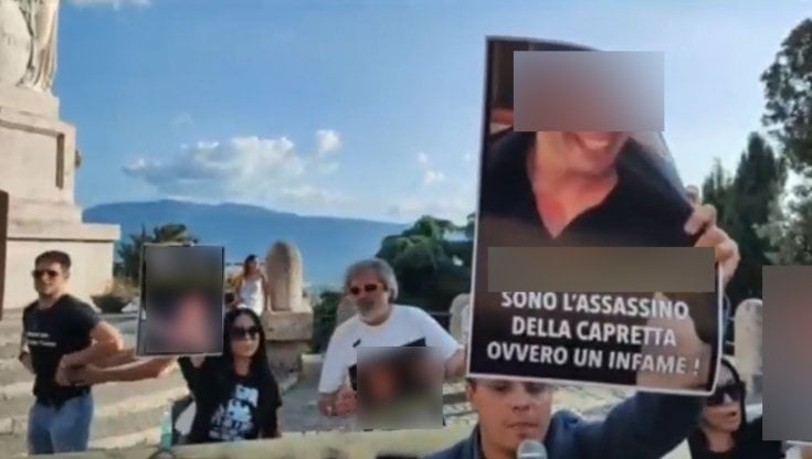 Capretta uccisa a calci ad Anagni, gli attivisti in piazza mostrano ...