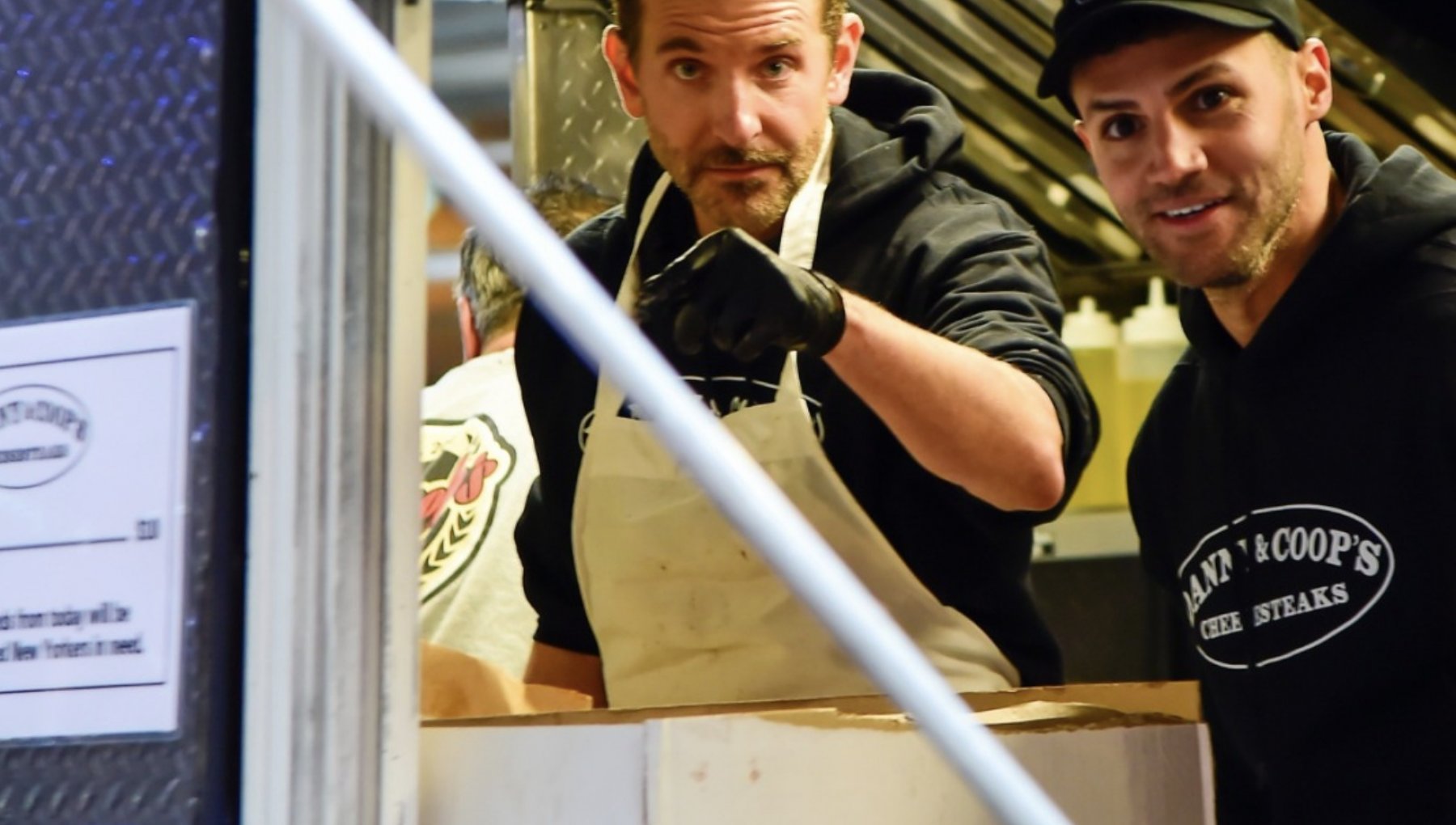Bradley Cooper serve cheesesteak in un food truck a New York - la ...