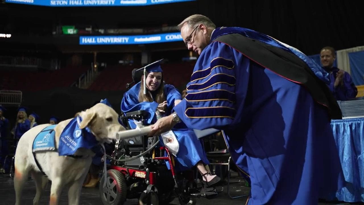 La proclamazione della laurea per Grace e il suo cane Justin - La Stampa