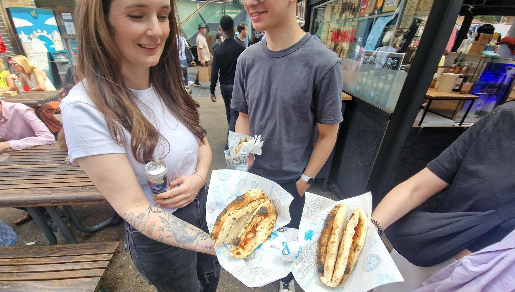 E Londra impazzisce per la pizza a portafoglio, nuovo must di colletti ...