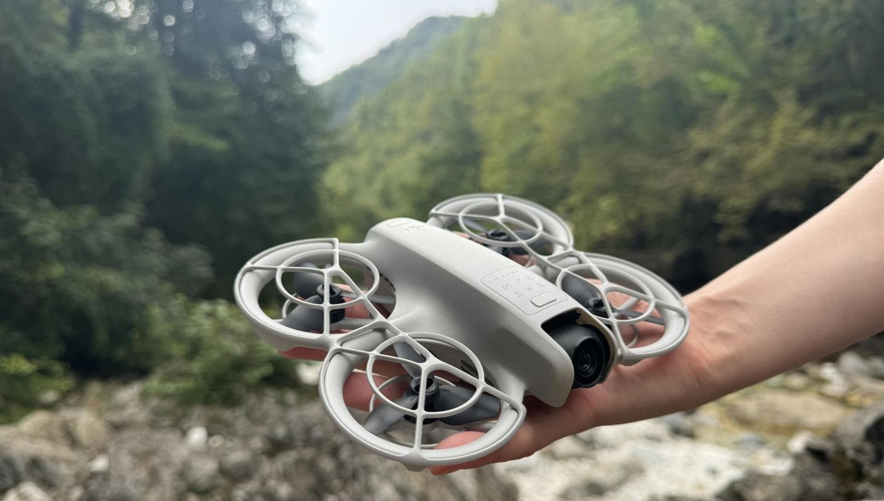 DJI Neo, come funziona il drone economico che decolla dalla mano - la ...