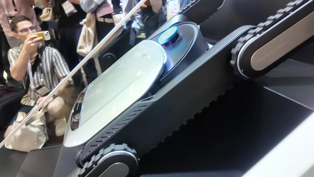 IFA 2025, il robot aspirapolvere Dreame che usa i cingoli per salire le ...