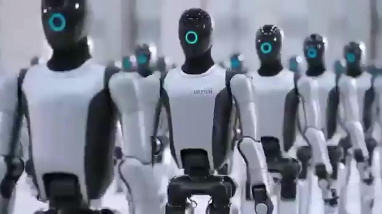 Cina, una schiera di robot che marciano: il video (un po' inquietante ...