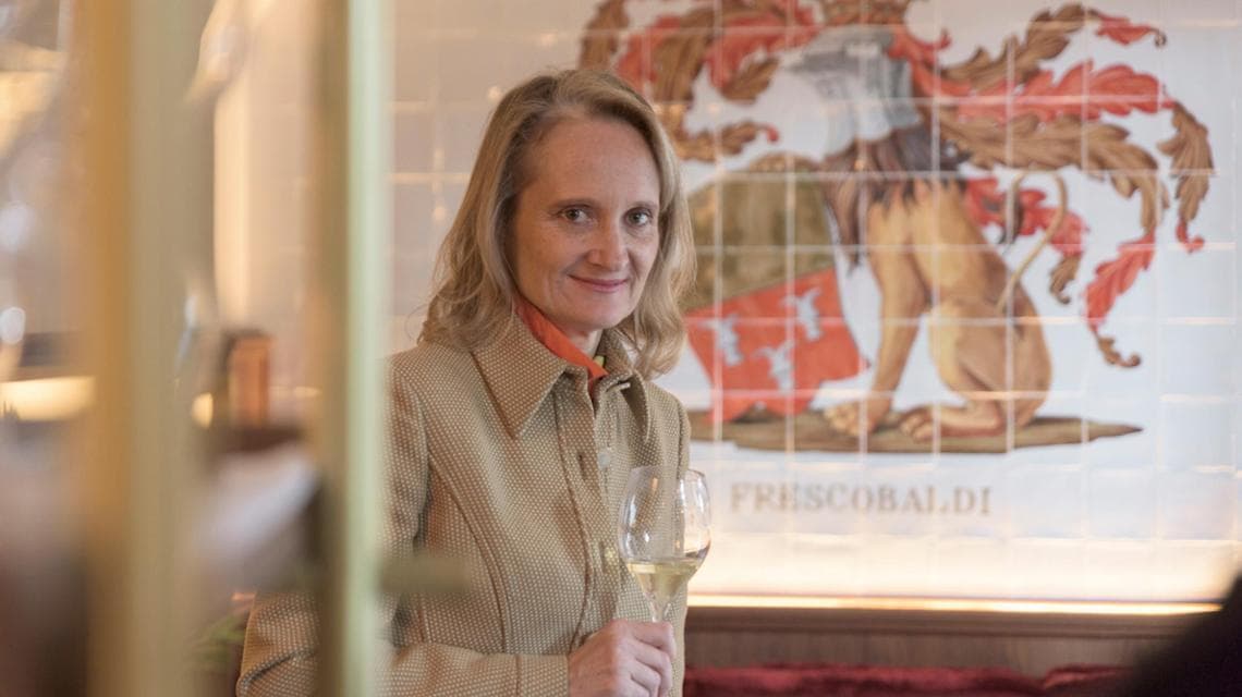 Vecchie annate, tris di calici e caraffe: ricetta Frescobaldi per far ...