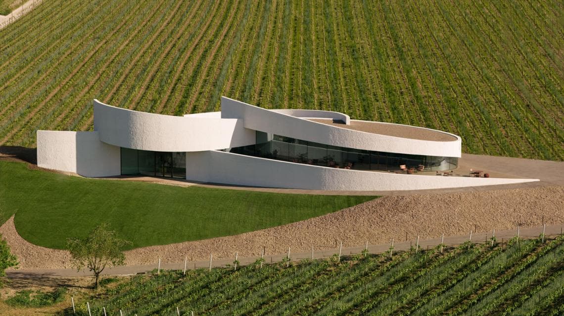 Moncalisse, la cantina-scultura delle figlie d’arte Julia e Karoline ...