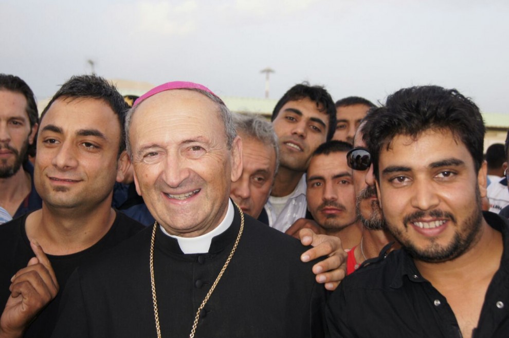 Il vescovo Cacucci nel Cara di Bari, preghiera interreligiosa per le ...