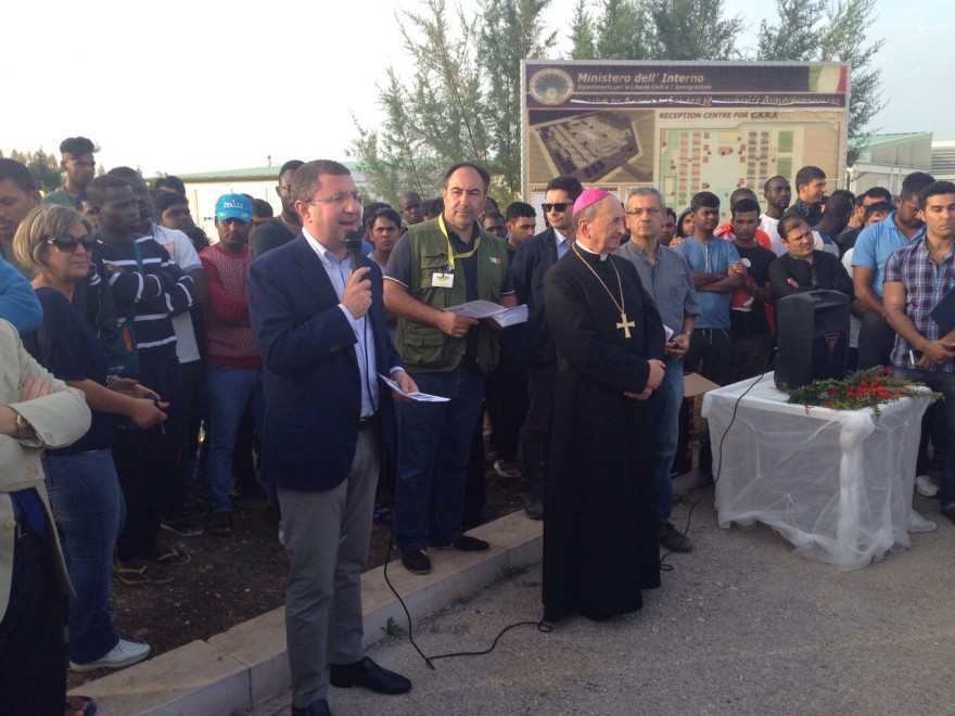 Il vescovo Cacucci nel Cara di Bari, preghiera interreligiosa per le ...