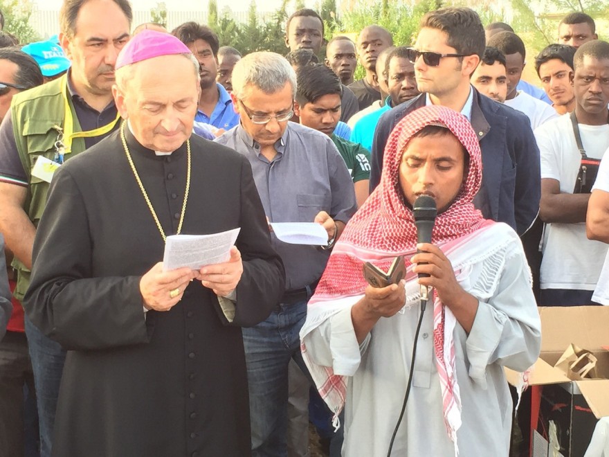 Il vescovo Cacucci nel Cara di Bari, preghiera interreligiosa per le ...