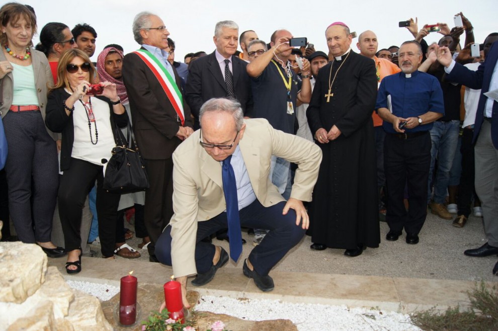 Il vescovo Cacucci nel Cara di Bari, preghiera interreligiosa per le ...