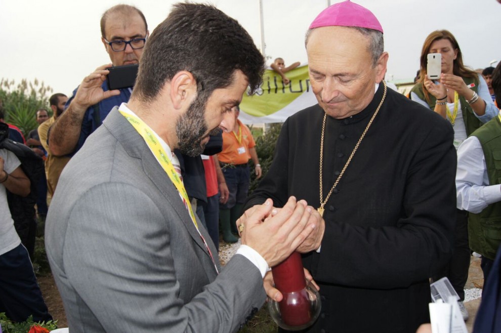 Il vescovo Cacucci nel Cara di Bari, preghiera interreligiosa per le ...