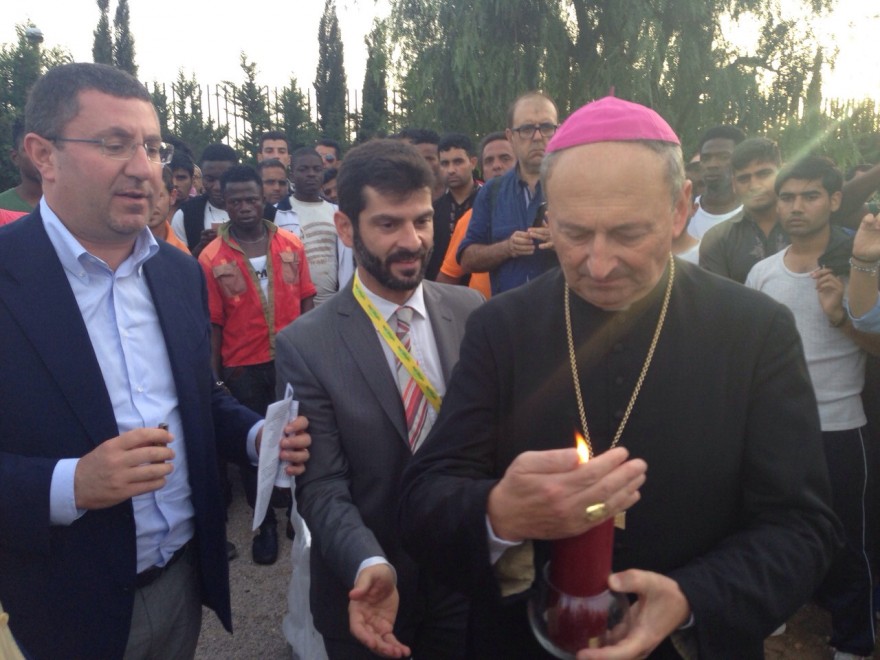 Il vescovo Cacucci nel Cara di Bari, preghiera interreligiosa per le ...