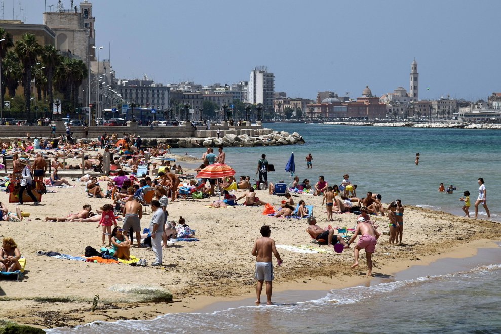 Bari, finalmente il caldo: tutti al mare a Pane e pomodoro - la Repubblica