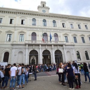 Bari, esami venduti all'Università: prescrizione per i 23 prof e ...