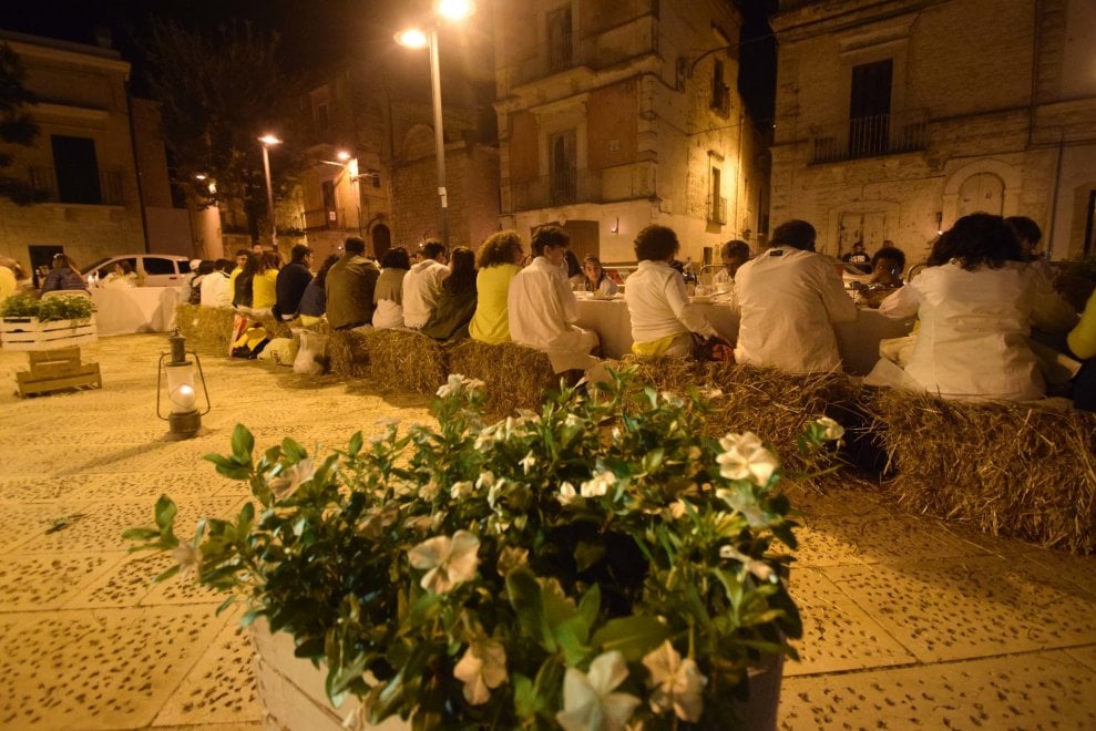 Loseto, la cena della terra: le balle di fieno come sedie - la Repubblica