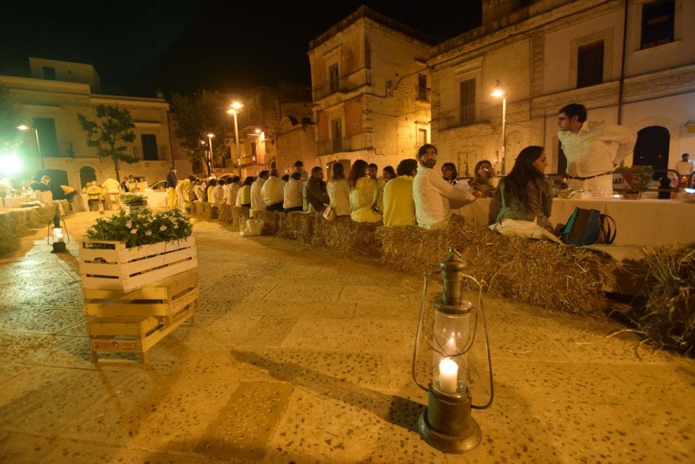 Loseto, la cena della terra: le balle di fieno come sedie - la Repubblica