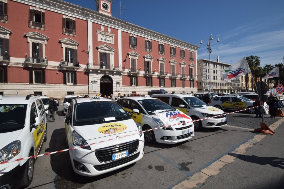 Bari, lo sciopero dei taxi blocca piazza Prefettura - la Repubblica