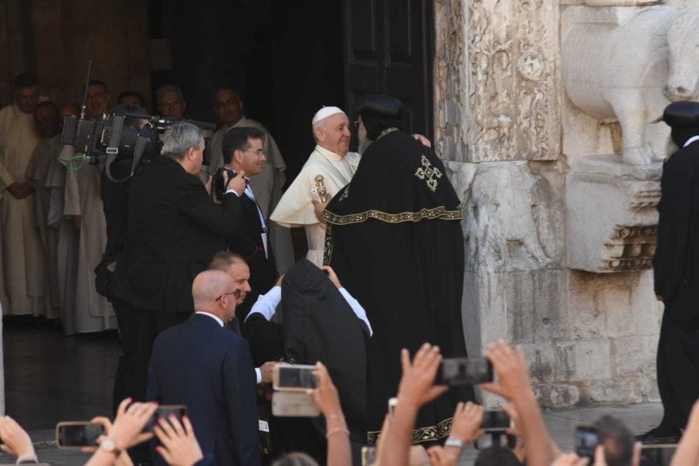 Papa Francesco a Bari, l'abbraccio con i Patriarchi per la pace in ...