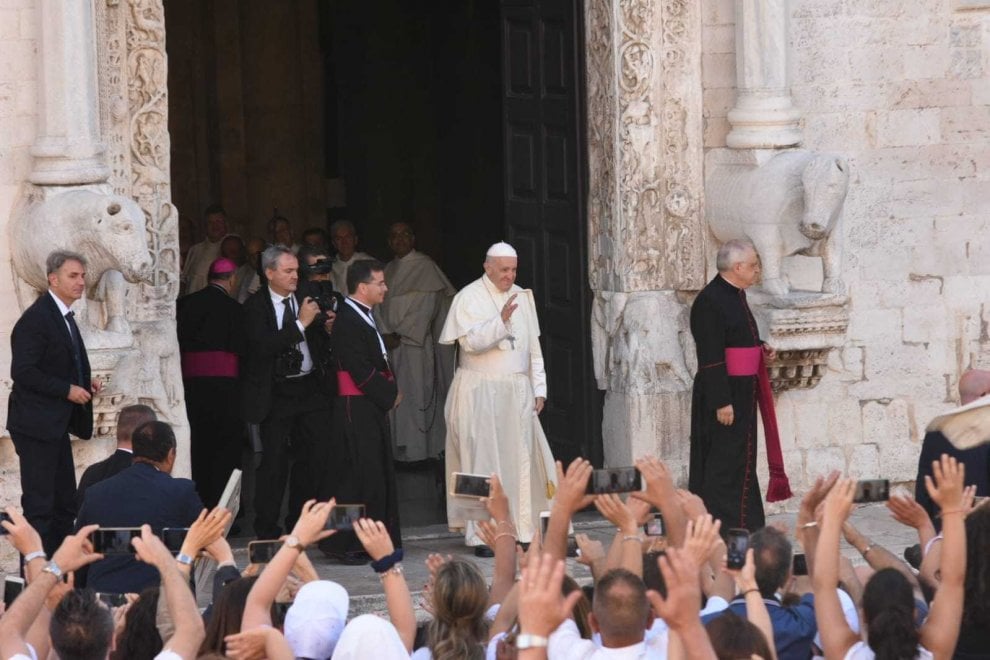 Papa Francesco a Bari, l'abbraccio con i Patriarchi per la pace in ...