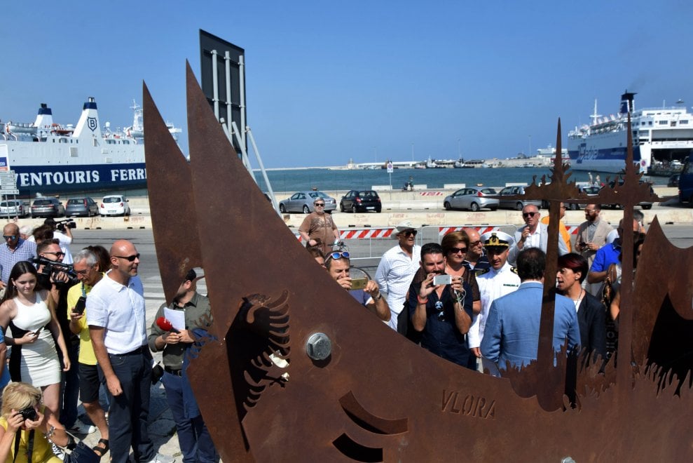 Bari, al porto una scultura ricorda lo sbarco della Vlora - la Repubblica
