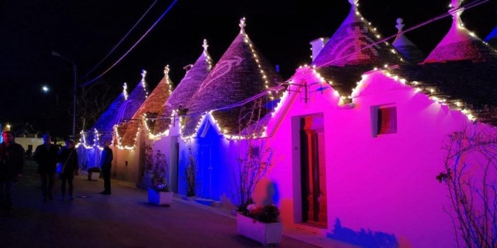 A Natale i trulli di Alberobello si accendono di magia - la Repubblica