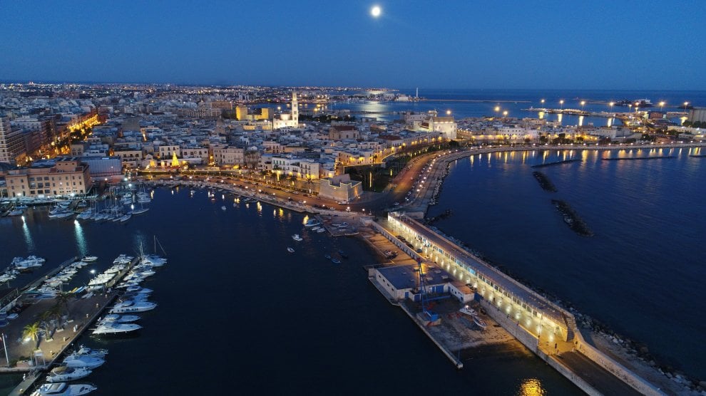 Bari un attimo prima dell'alba, il pilota cattura la grande bellezza ...