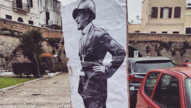CasaPound porta sulla muraglia di Bari un cartonato di Gabriele D ...