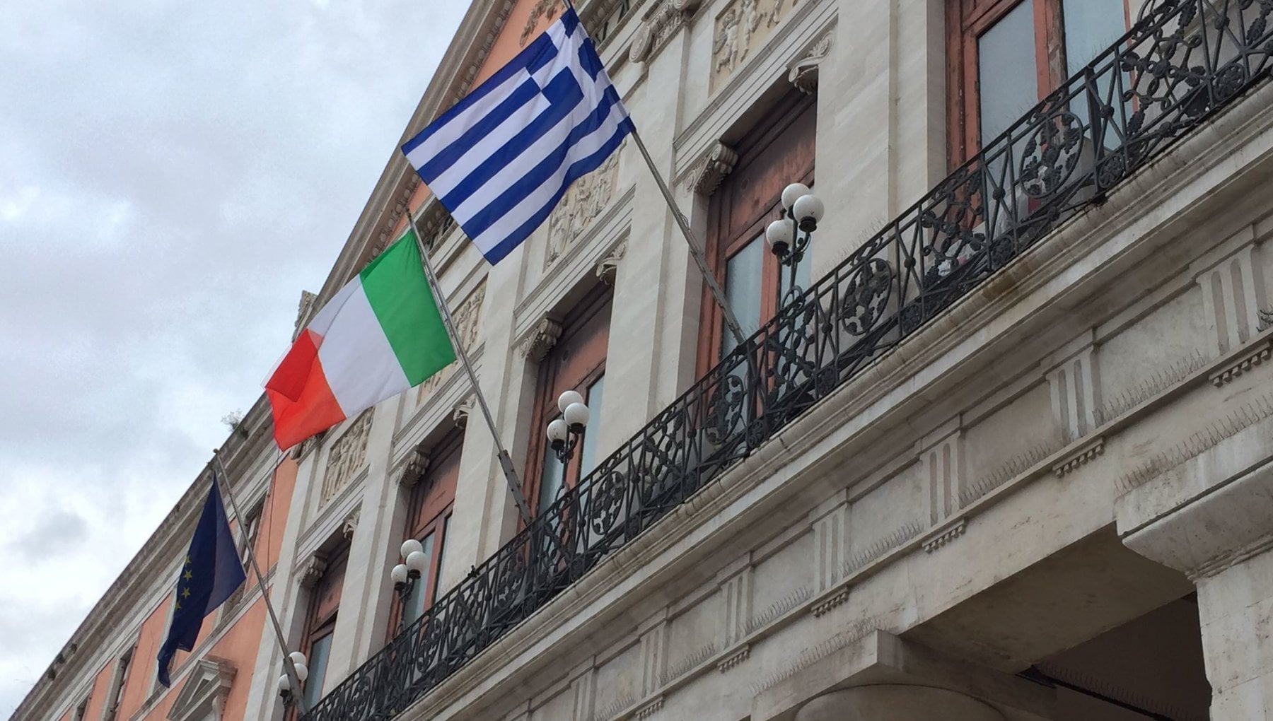Bari, la bandiera greca sventola da Palazzo di città per la festa ...