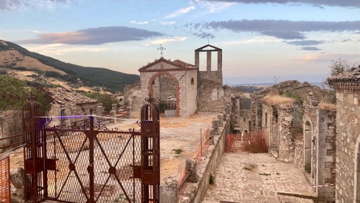 Rione Fossi torna a vivere: nel borgo abbandonato di Accadìa il tempo ...