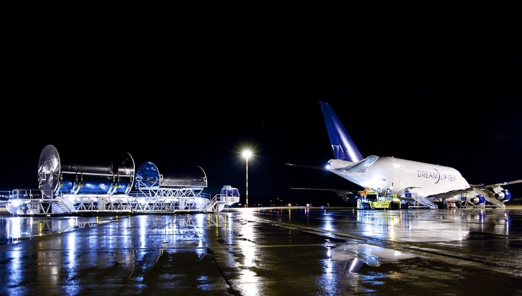 Il Boeing 787 e il drone militare: ecco come ripartono gli stabilimenti ...