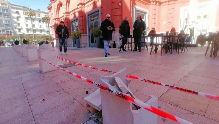 Bari, automobilista distrugge i dissuasori davanti al Petruzzelli ...
