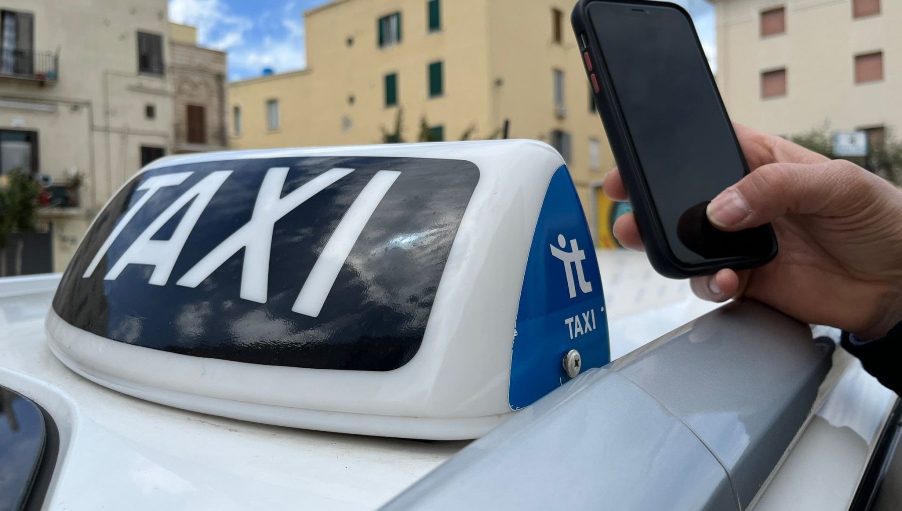 Bari, il taxi si può prenotare direttamente su WhatsApp: "Si invia la ...