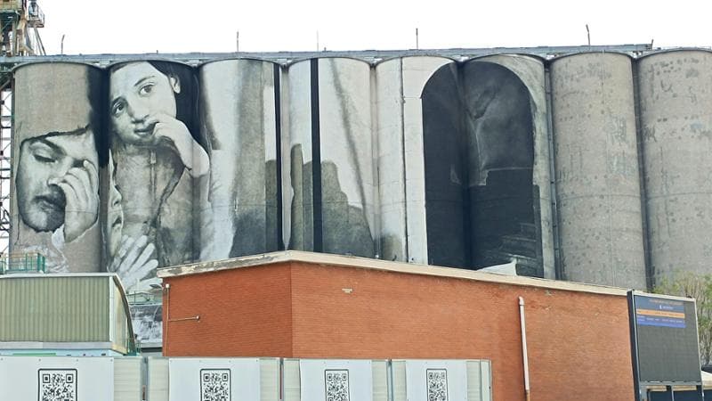 Bari, prendono forma i murales di van Helten sui silos del porto ...