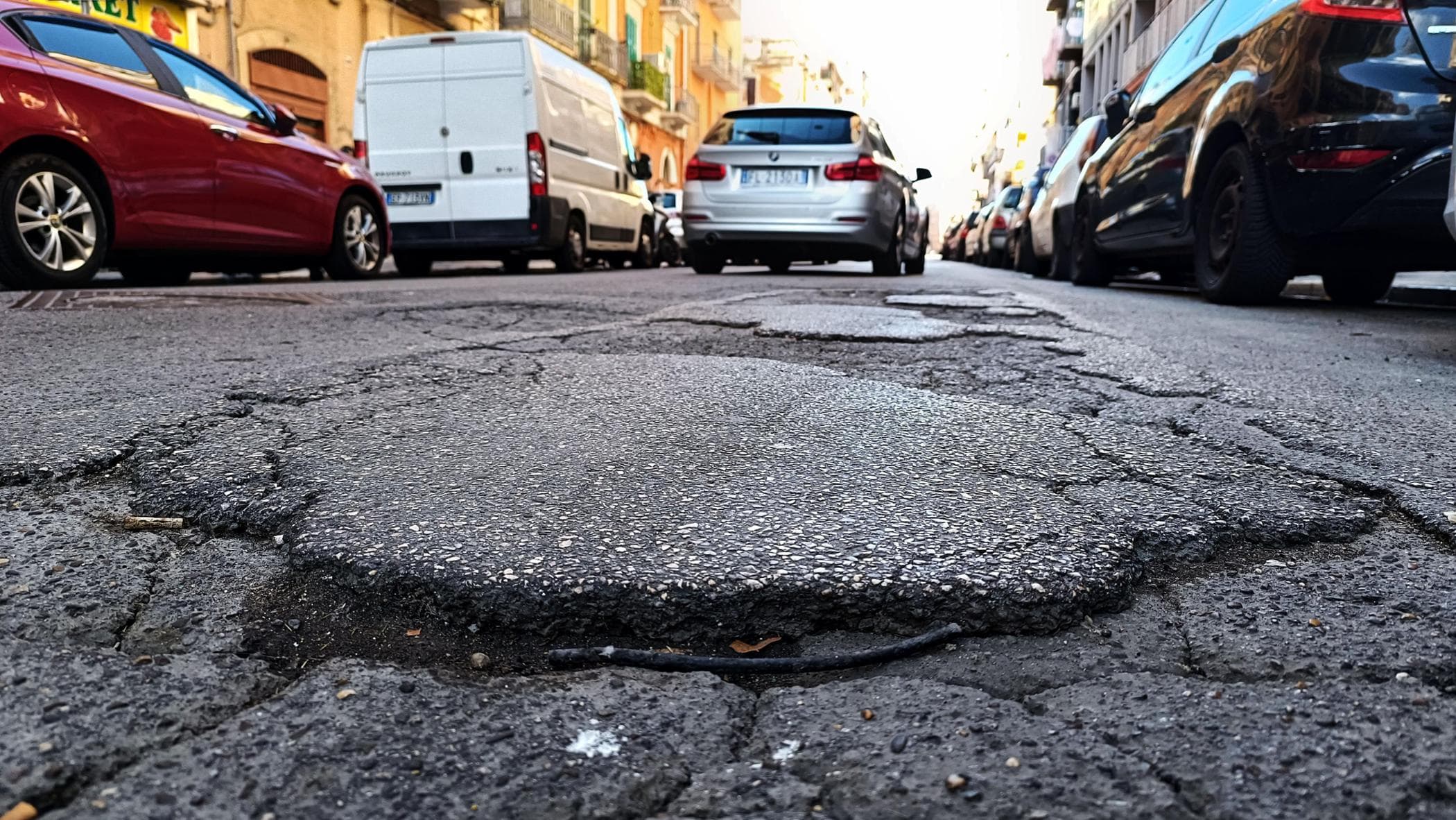 Bari, viaggio nella città delle buche dopo la morte del 17enne Matteo ...