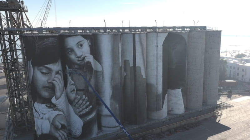 “Guarda, quella sono io”. Bianca, 9 anni, si riconosce sul grande ...