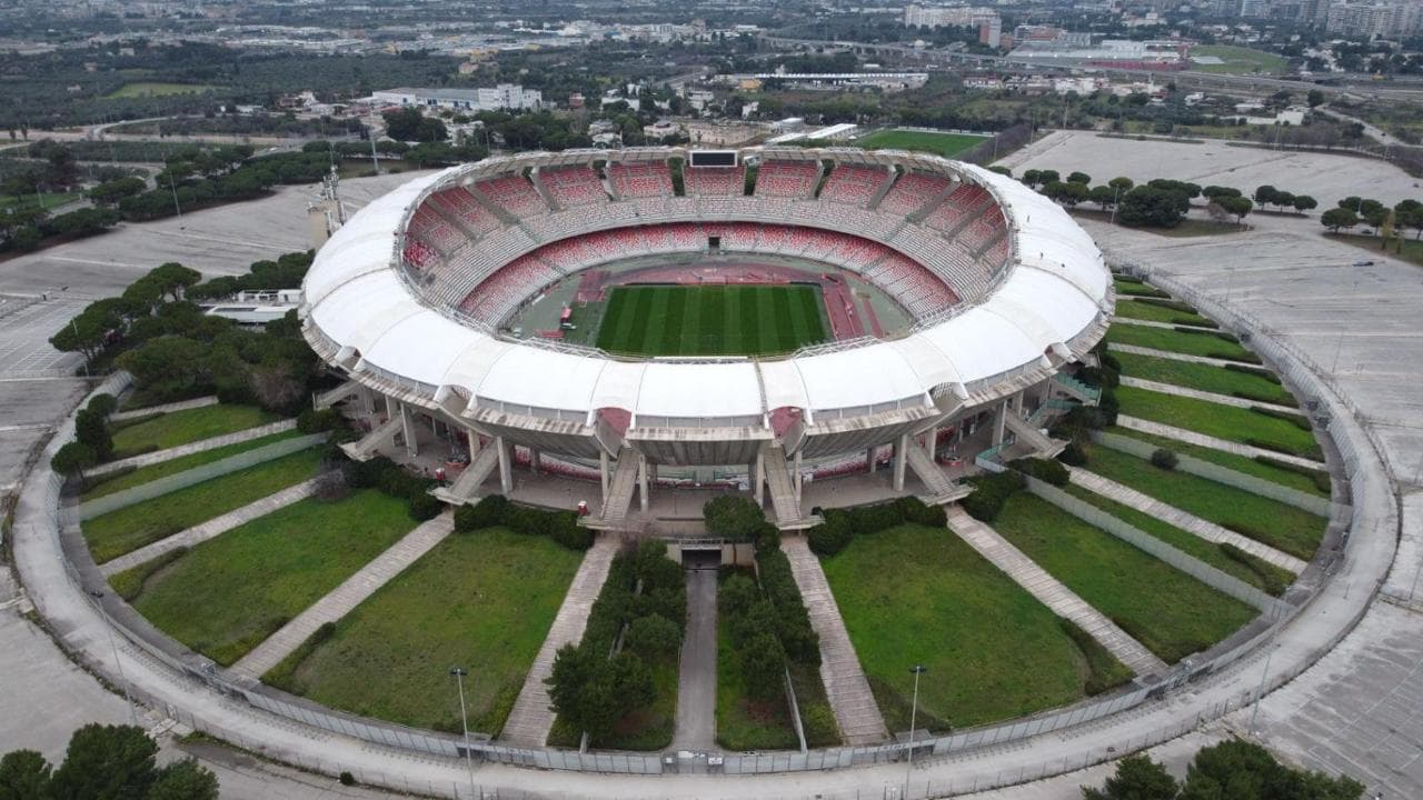 Lo stadio San Nicola di Bari: l'astronave di Renzo Piano debuttò per ...