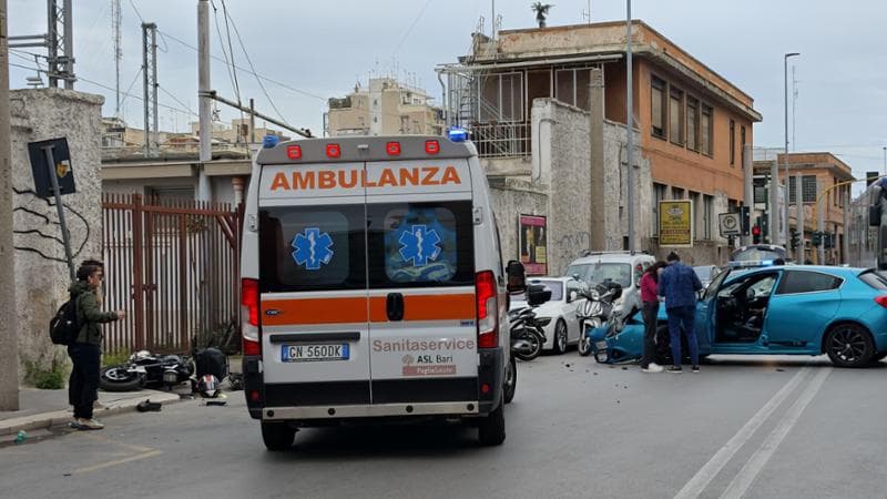 Bari, auto tenta inversione e travolge moto in via Capruzzi: giovane ...