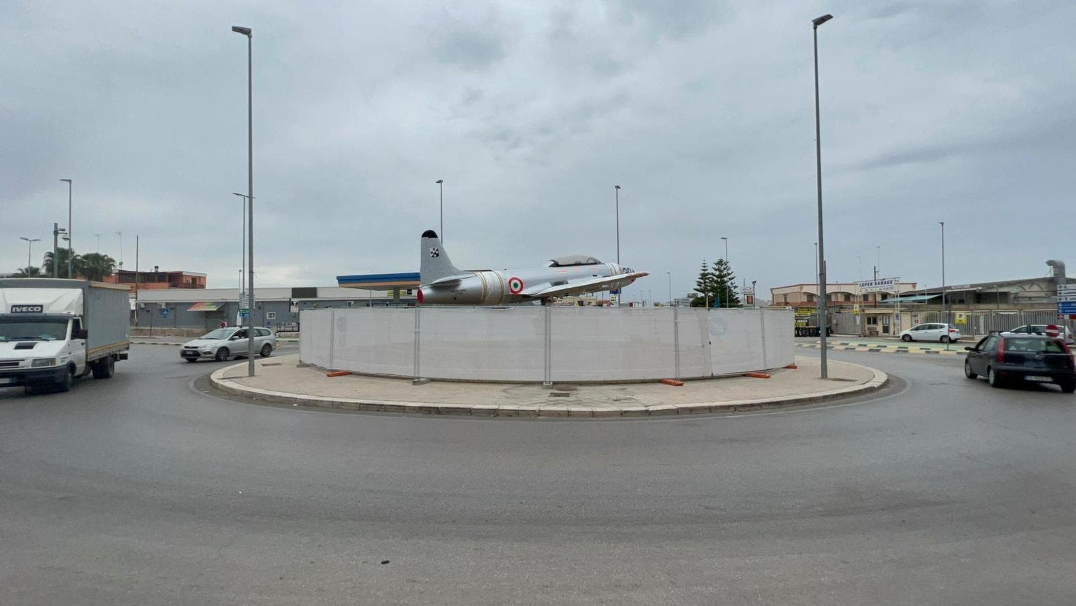 Un aereo militare spunta al posto del verde nella rotonda a Barletta ...