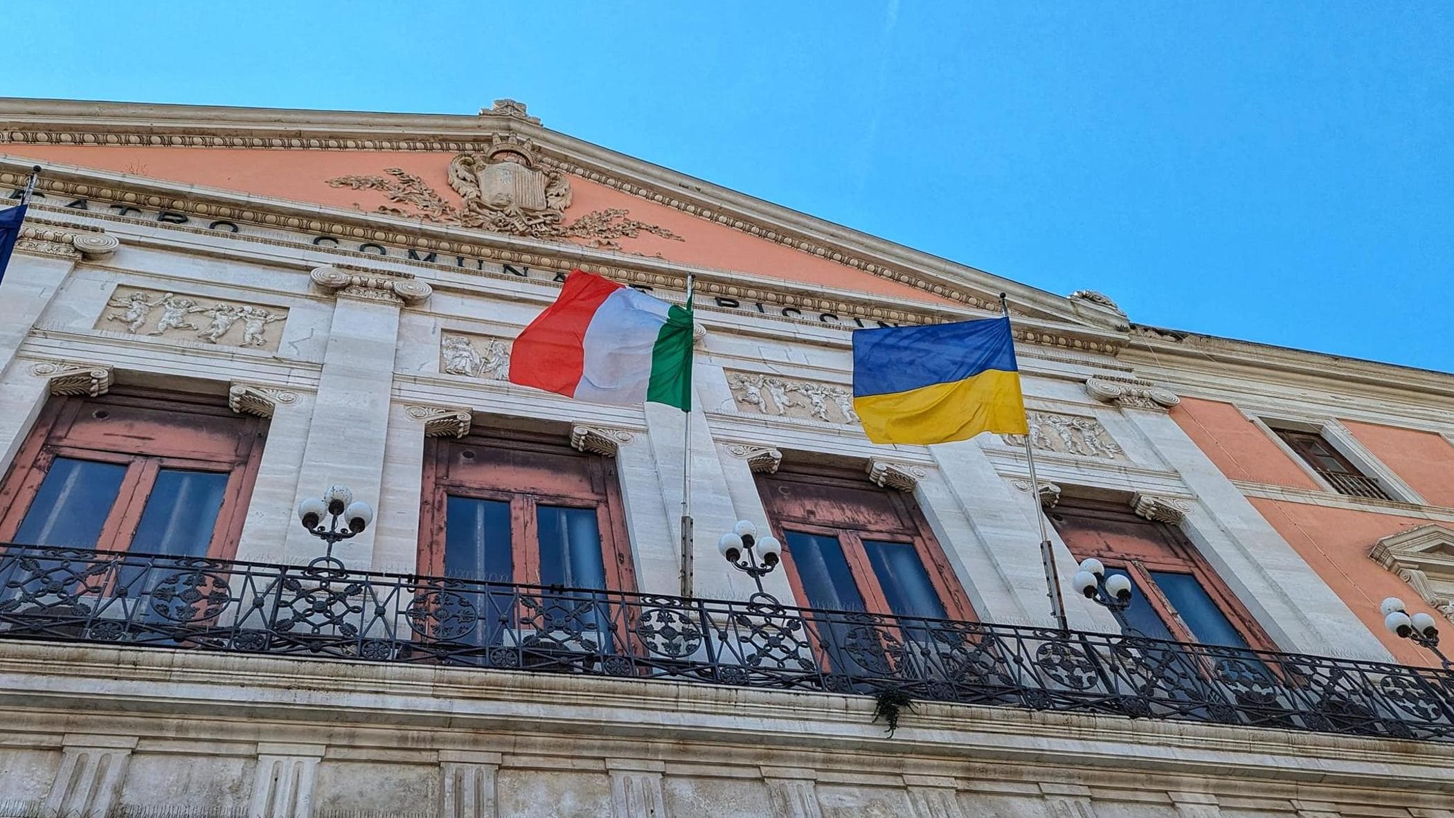 Bari, la bandiera dell’Ucraina sventola sulla facciata del Comune per l ...
