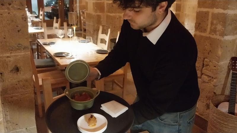 Paella, tapas, tortilla e rabo de toro: a Bari la taberna andalusa Luz ...