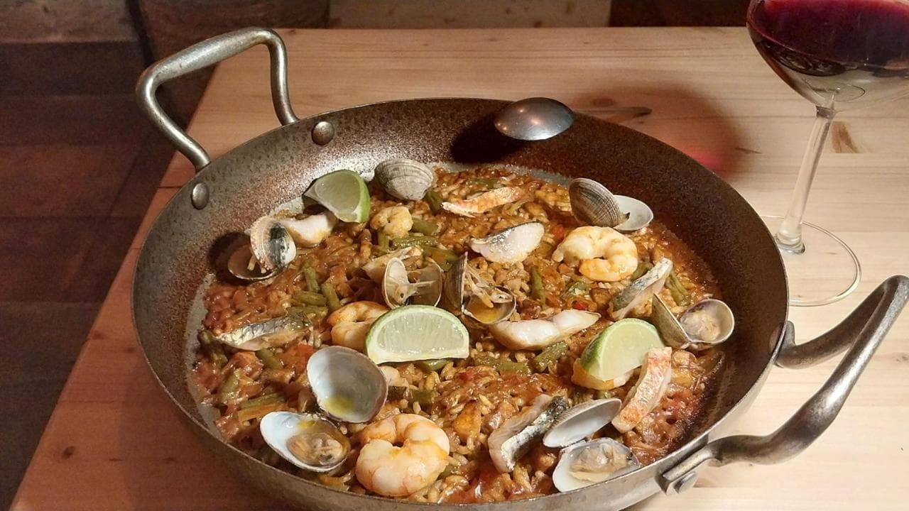 Paella, tapas, tortilla e rabo de toro: a Bari la taberna andalusa Luz ...