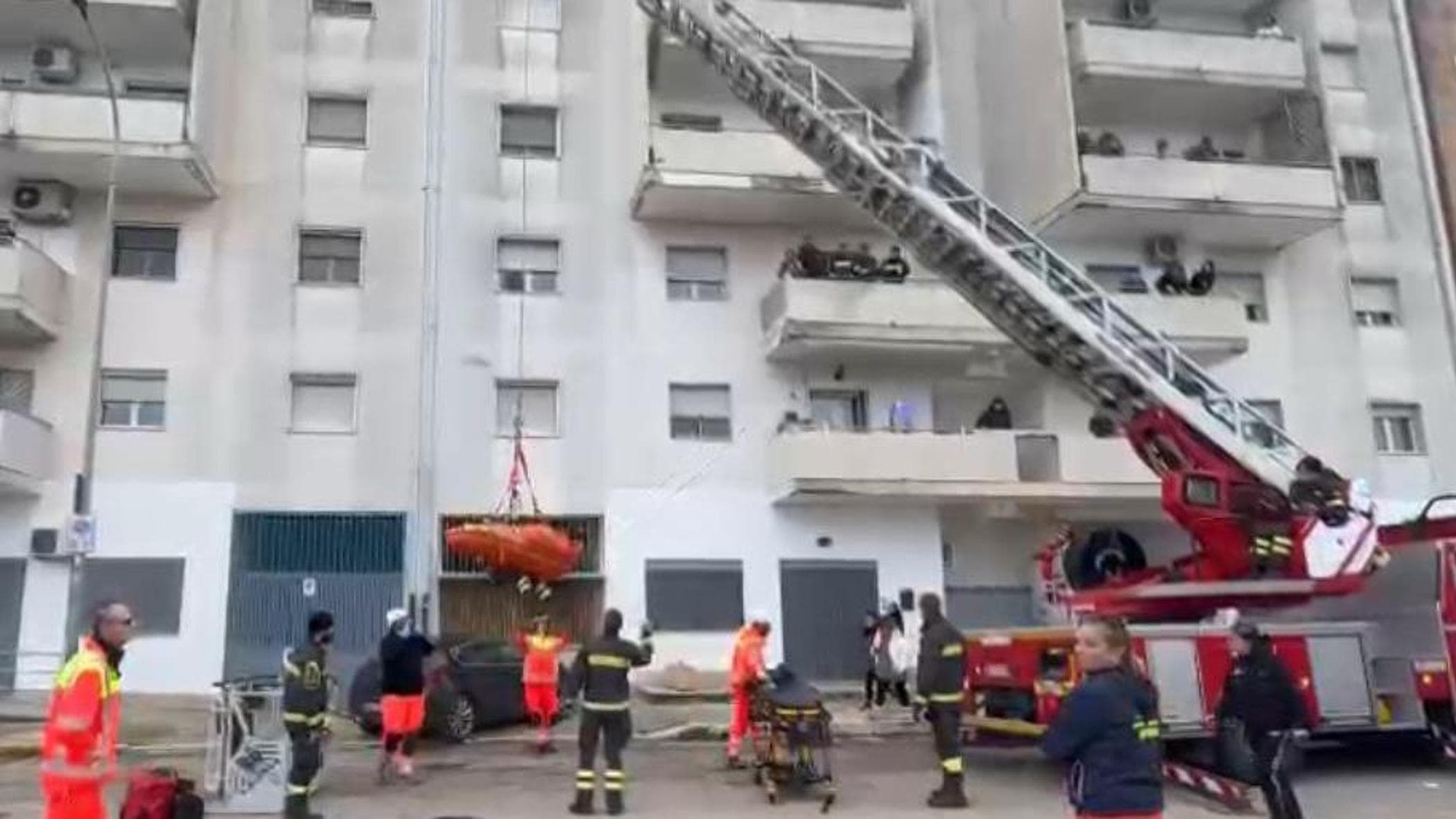 Chiamano 118 per paziente obesa: operazione speciale con vigili del ...