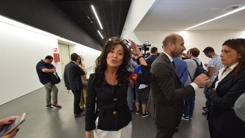 Nancy Dell’Olio in tv: “Emiliano provò a baciarmi, dopo piansi”. Lui ...