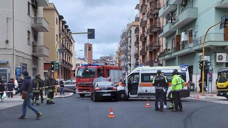 Scontro fra auto e ambulanza nel centro di Taranto: cinque feriti, tre ...